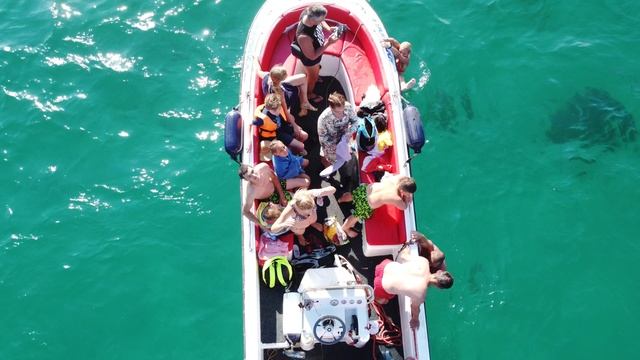 Крым Тарханкут с лодки прыгать весело, а вот на нее залезть = Квест.