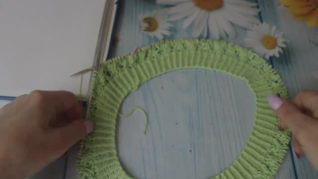 Очень красивая кофточка часть круглой кокеткой!!!