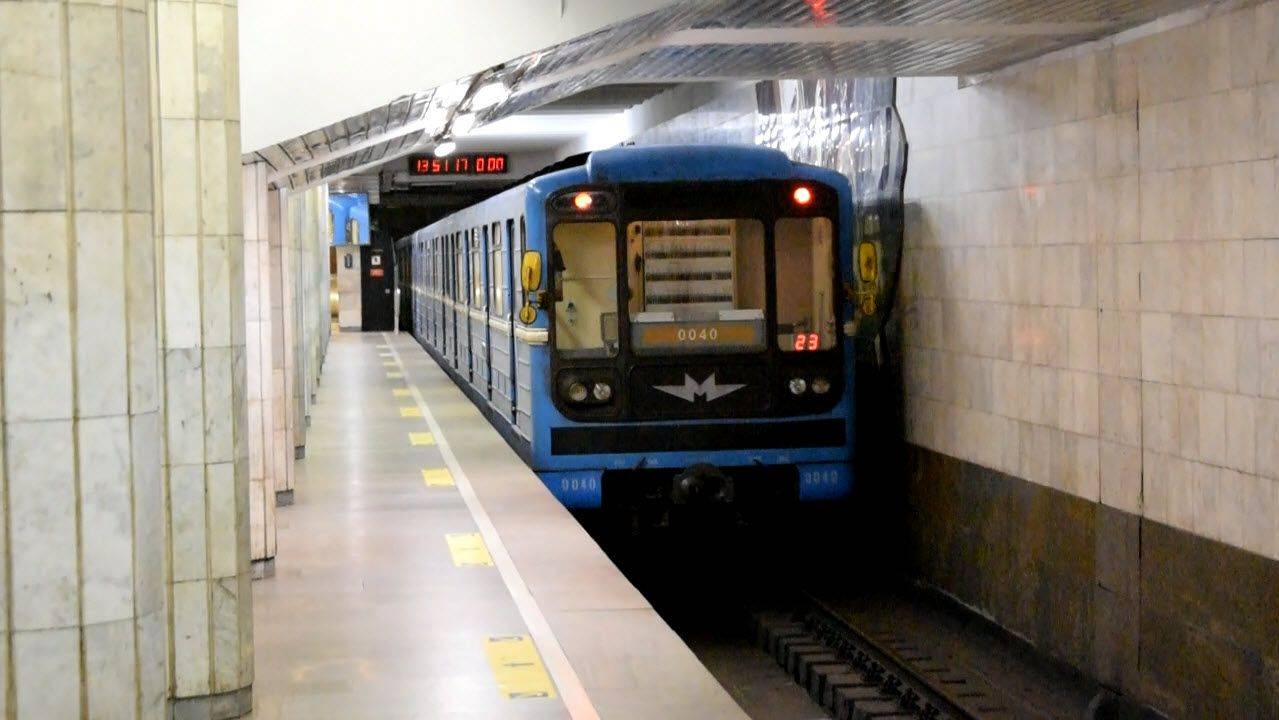 Метропоезд 81-717-0040. Отправление.