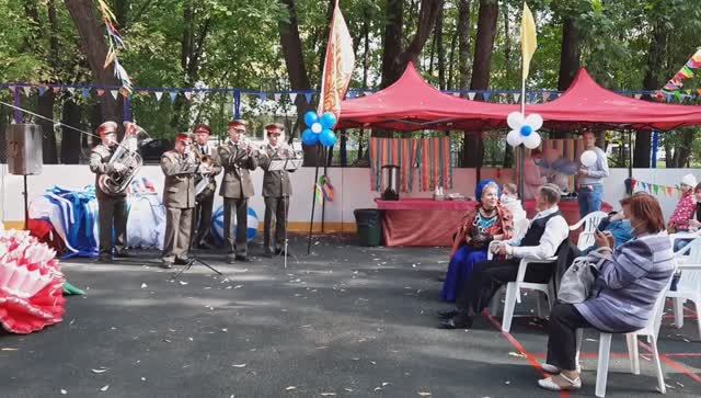 песня "День Победы" - военный оркестр выступает на празднике