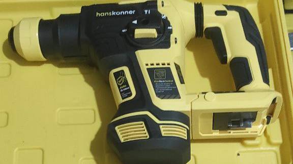 Аккумуляторный перфоратор Hanskonner PLATINUM HRH1827BL 
в работе с бетоном.