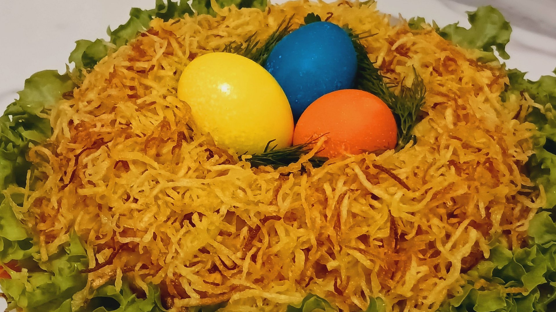 Праздничный салат ГНЕЗДО под хрустящей катофельной соломкой. Со стола исчезает первым.