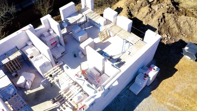 Процесс кладки первого этажа из газобетона по типовому проекту ГБ-172 от МОНОЛИТ-ХАУС