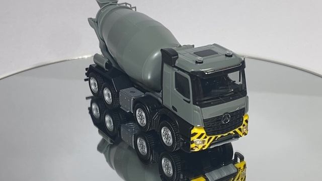 Модель Mercedes Arocs M, четырехосный бетоносмеситель в масштабе 1:87