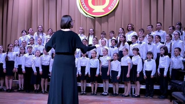 1.1. С. Плешак, сл. Ю. Сердобольского «Батут и там-там». Исполняет сводный хор 2-4 классов.