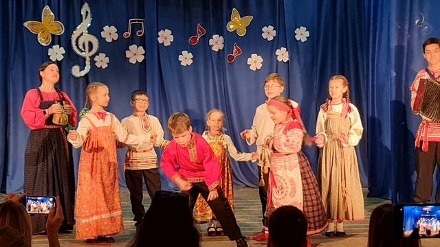 "Серебряный дождь" . Народные песни. Поют дети.