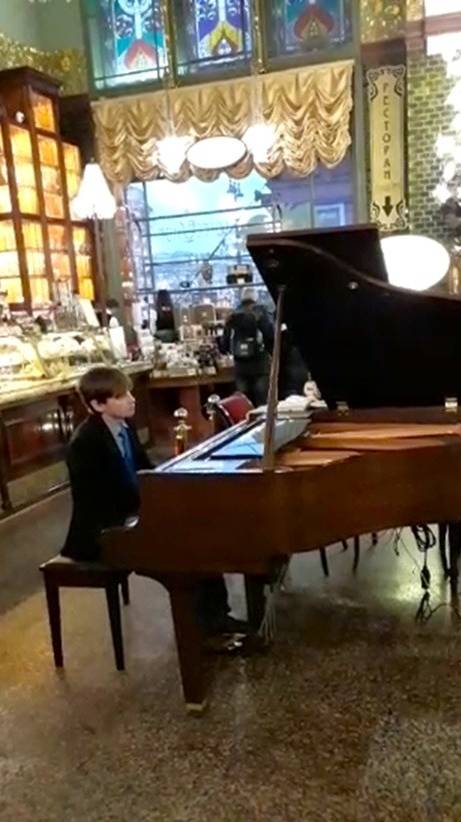 Елисеевский гастроном в Санкт-Петербурге, пианист играет на рояле
