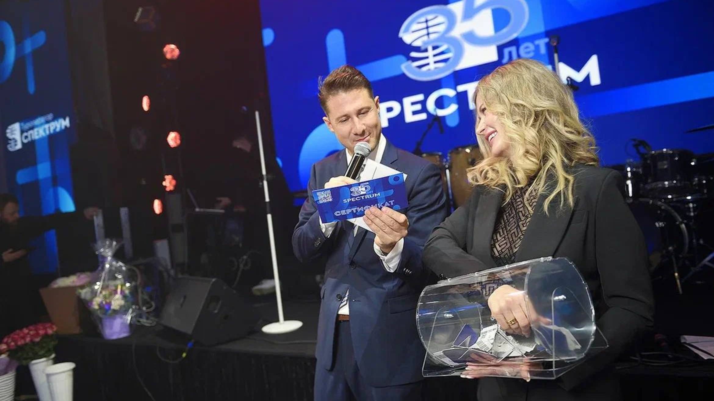 Ведущий Никита Бедретдинов. Гала-ужин. Интерактив с экраном "Нейрокартины"