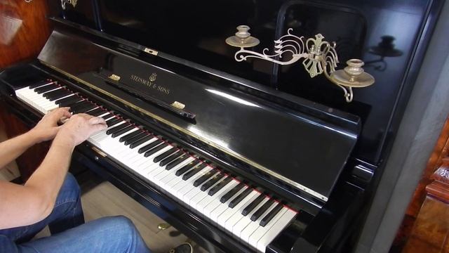 Красивое пианино Steinway & Sons звучит германское фортепиано Стейнвей