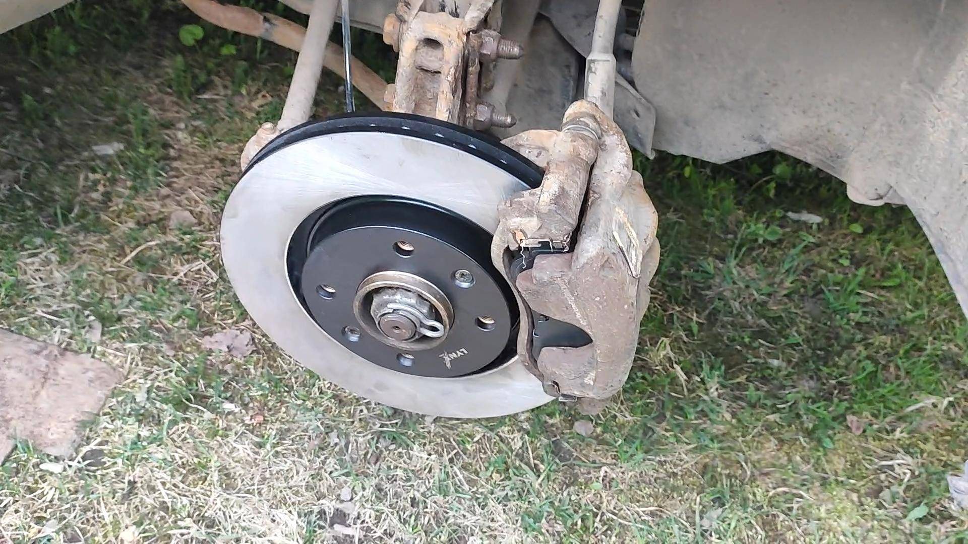 Замена переднего тормозного диска и колодок на Ситроен / Пежо