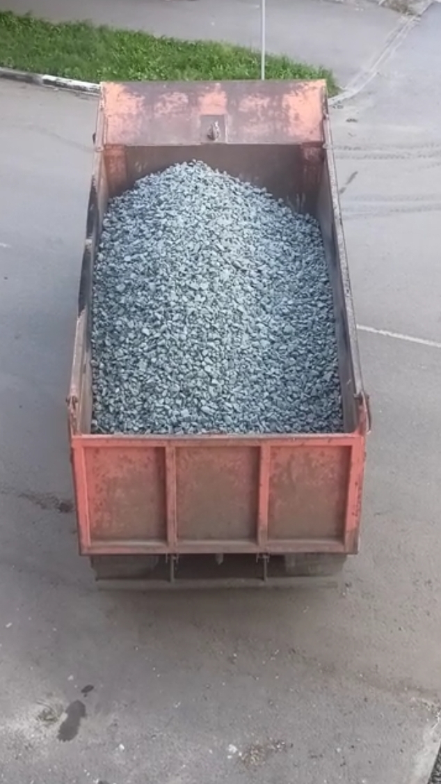 КамАЗ щебня на дорогу