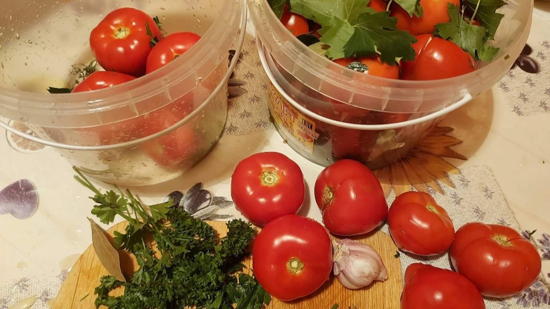 Помидоры квашеные с чесноком и петрушкой.