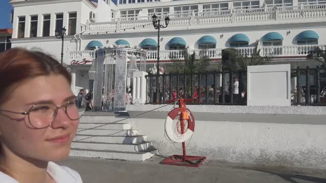 Крым / Севастополь / Ресторан из-за свадьбы перекрыл проход по городской набережной