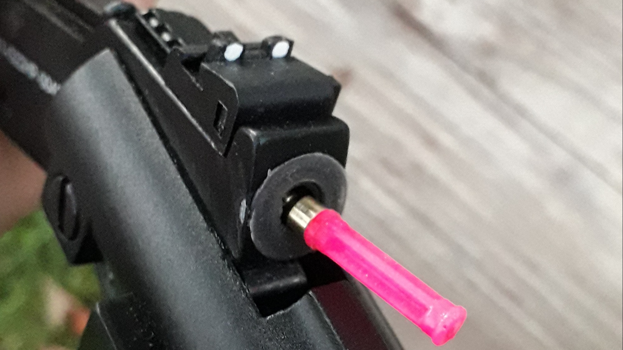 Стрельба дротиками из пневматического пистолета Blow-h01