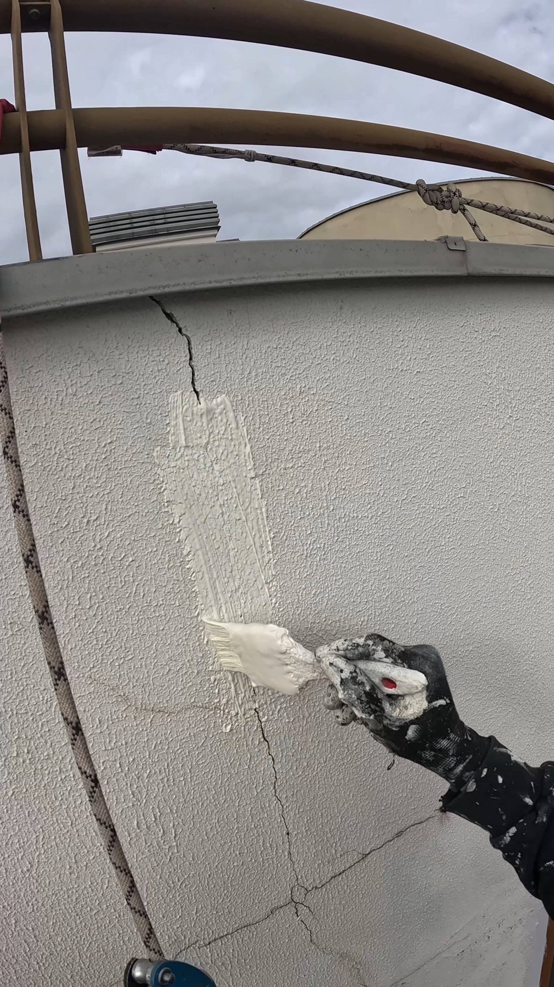 Гидроизоляция с Бинтом, трещины на фасаде   Промышленный альпинизм