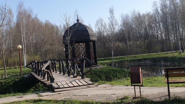 Утренняя прогулка. Пруды и маленькие солнышки.