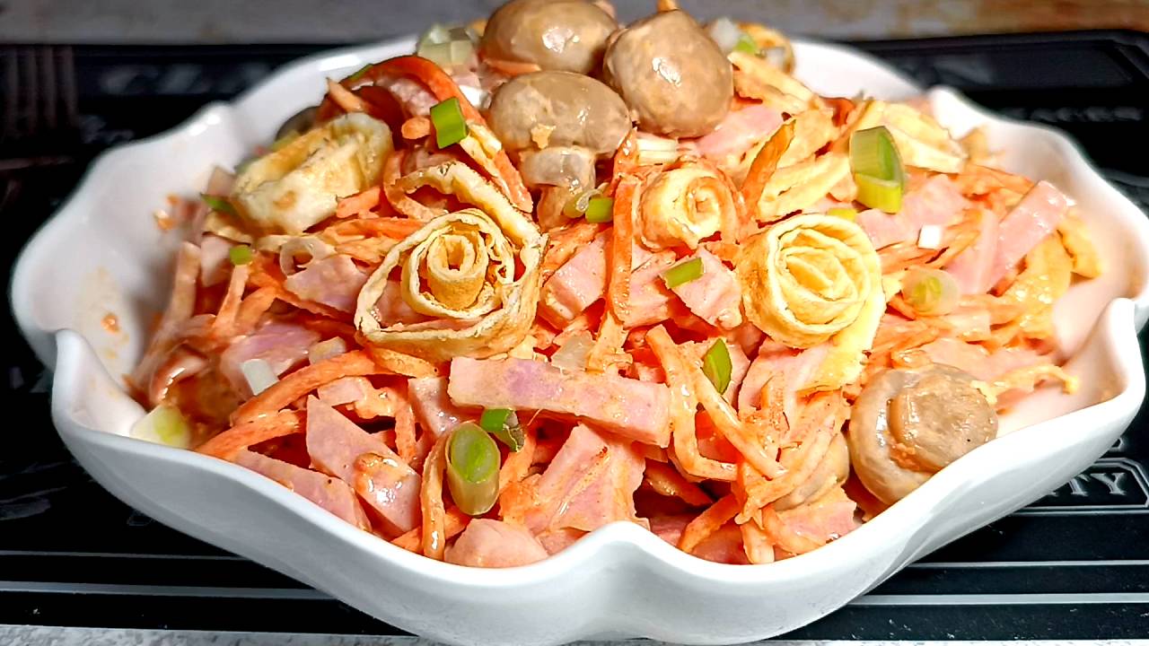 📌 Салат с яичными блинчиками, ветчиной и маринованными грибами