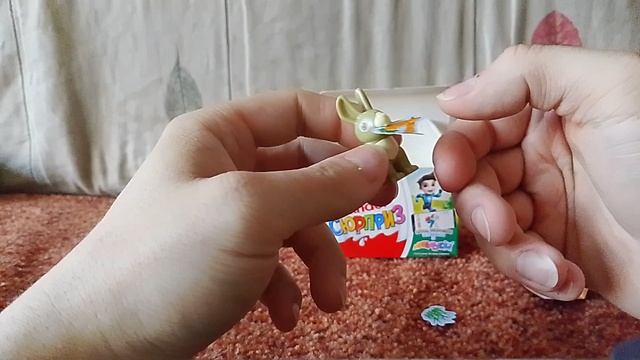 киндер сюрприз распаковка двух яиц из коробки