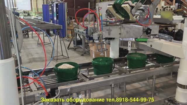 Автоматическая фасовка мясного бульона  в пластиковые ведра с наклейкой этикетки