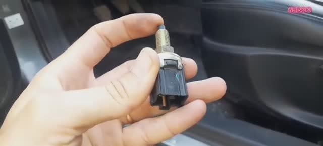 Не горит стоп сигнал - Ремонт лягушки Джили Эмгранд ЕС7