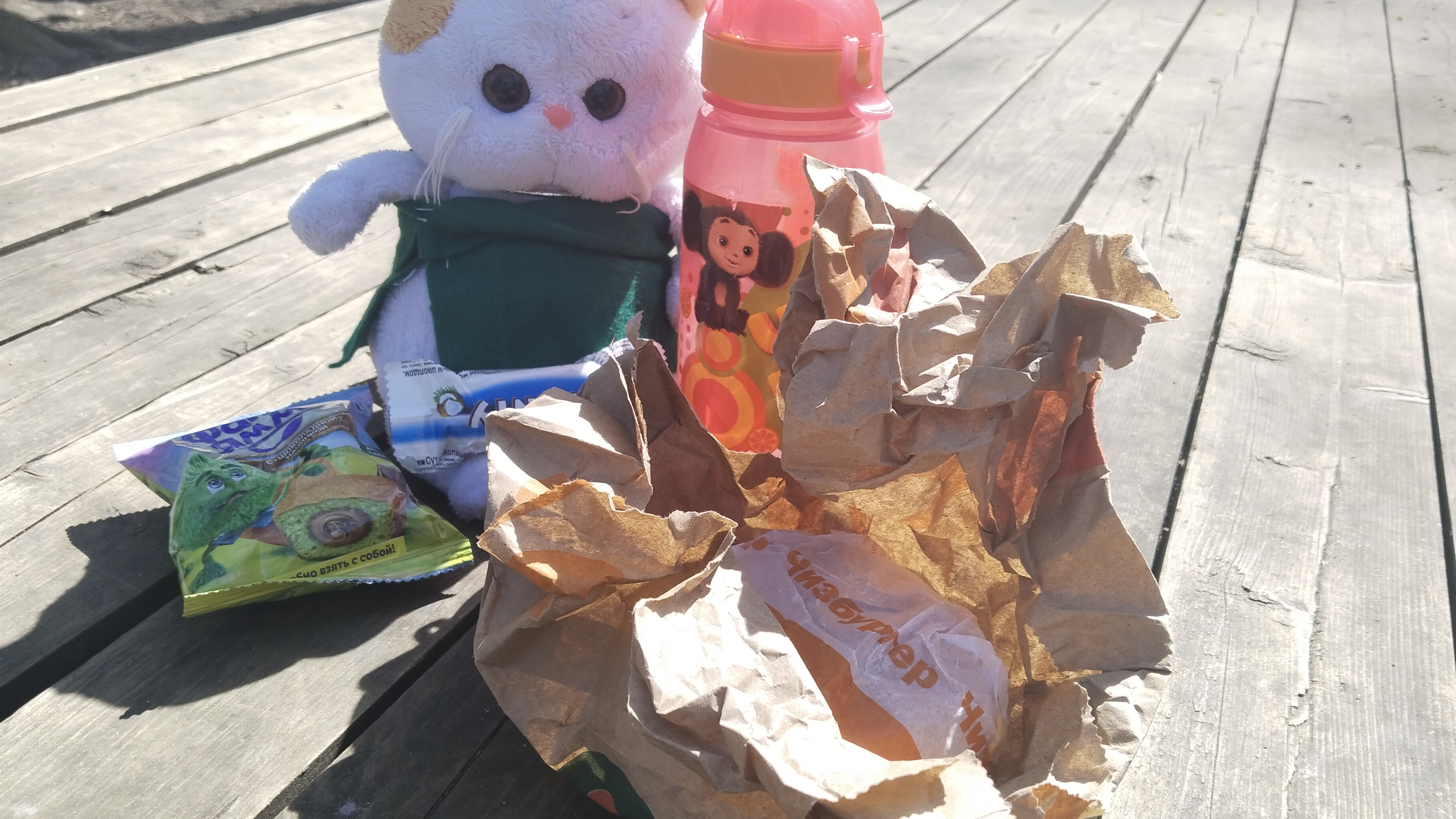 Леля пытается украсть 🍔.