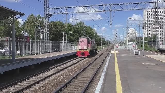 Маневровый тепловоз ТЭМ18ДМ-855 (ТЧЭ-4) следует резервом.