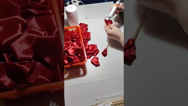 Роза из атласной ленты