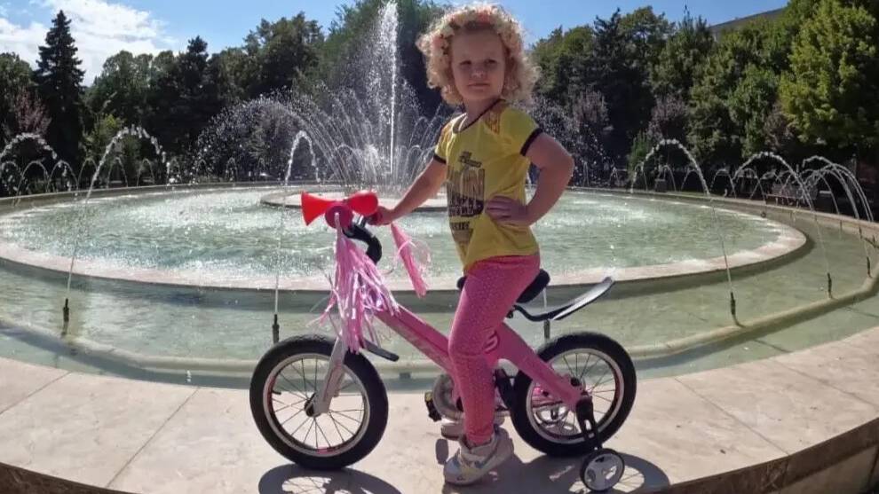 Первый велосипед Эвелинки-картинки