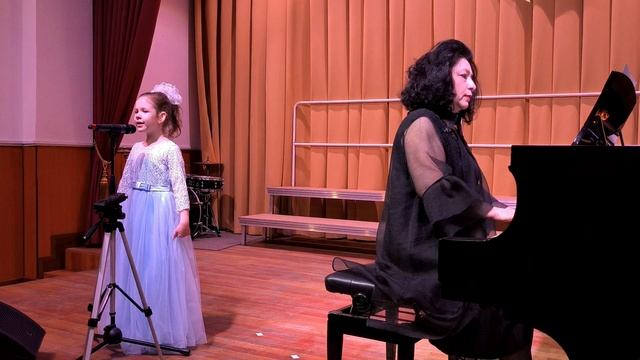 9. Муз. А. Флярковского, сл. И. Черницкой - «Что такое Родина». Исполняет Кирина Софья.