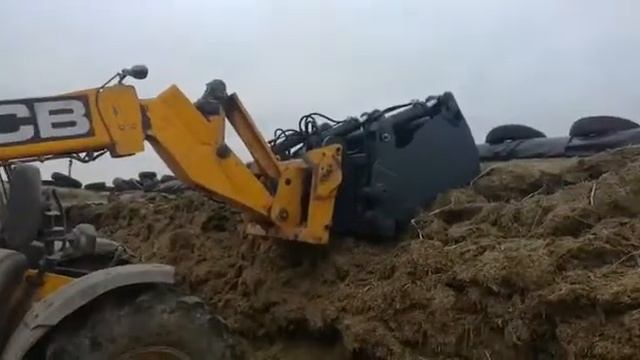 Резчик силоса Exten на телескопическом погрузчике JCB.