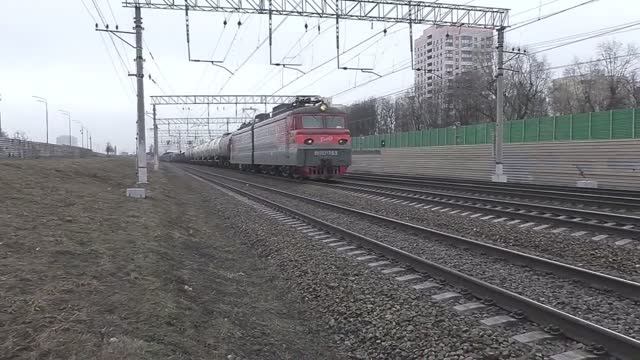 Электровоз ВЛ10У-763 (ТЧЭ-21) с грузовым поездом.