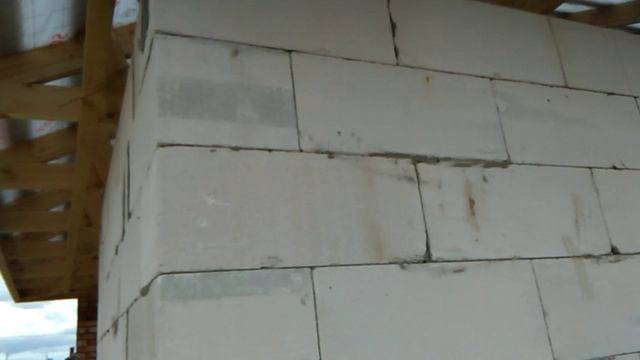 Монтаж вальмовой крыши с земли на баню из газосиликатных блоков.