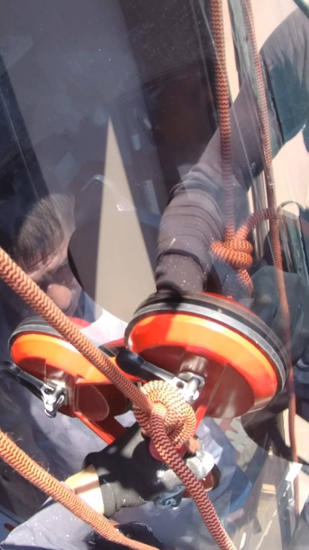 Снятие стеклопакета фасадного 50кг, со стороны улицы 12й этаж, промышленный альпинизм