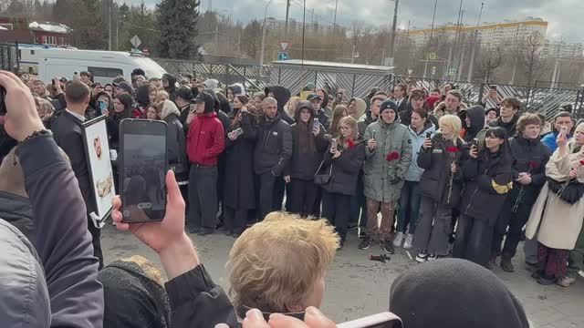 Фанаты Паши Техника на кладбище / Николо-Архангельское кладбище 11.04.2025 ПАША ТЕХНИК ПОХОРОНЫ