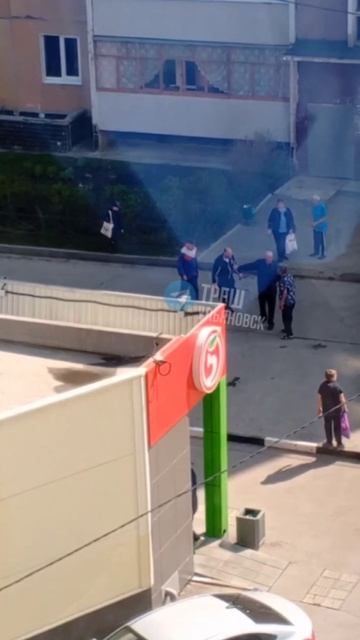 🤬 «Мужики что-то не поделили на Камышинской 4, ругаются, дерутся и запинывают друг друга  Что за бе