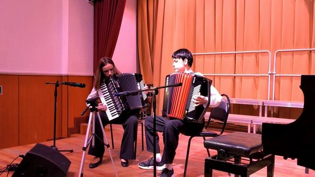 8. Русская народная песня «Ах вы сени» в обр. Е. Дербенко. Исп. Шеломенцева Алла и Валиуллин Надир.