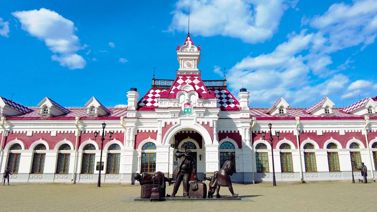 Walking in YEkaterinburg. ЖД Вокзал - старый и действующий |4K| (April 19, 2025)