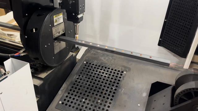 Автоматизированный комплекс лазерной резки труб в работе