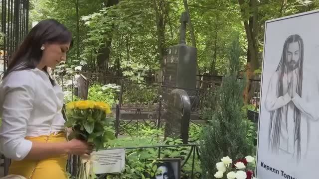 Таинственная незнакомка с цветами на могиле ДеЦла в день рождения _ 40 лет ПЯТНИЦКОЕ КЛАДБИЩЕ 2024