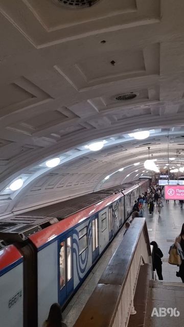 Поезд "Москва 2019" прибывает на ст. "Библиотека им. Ленина"