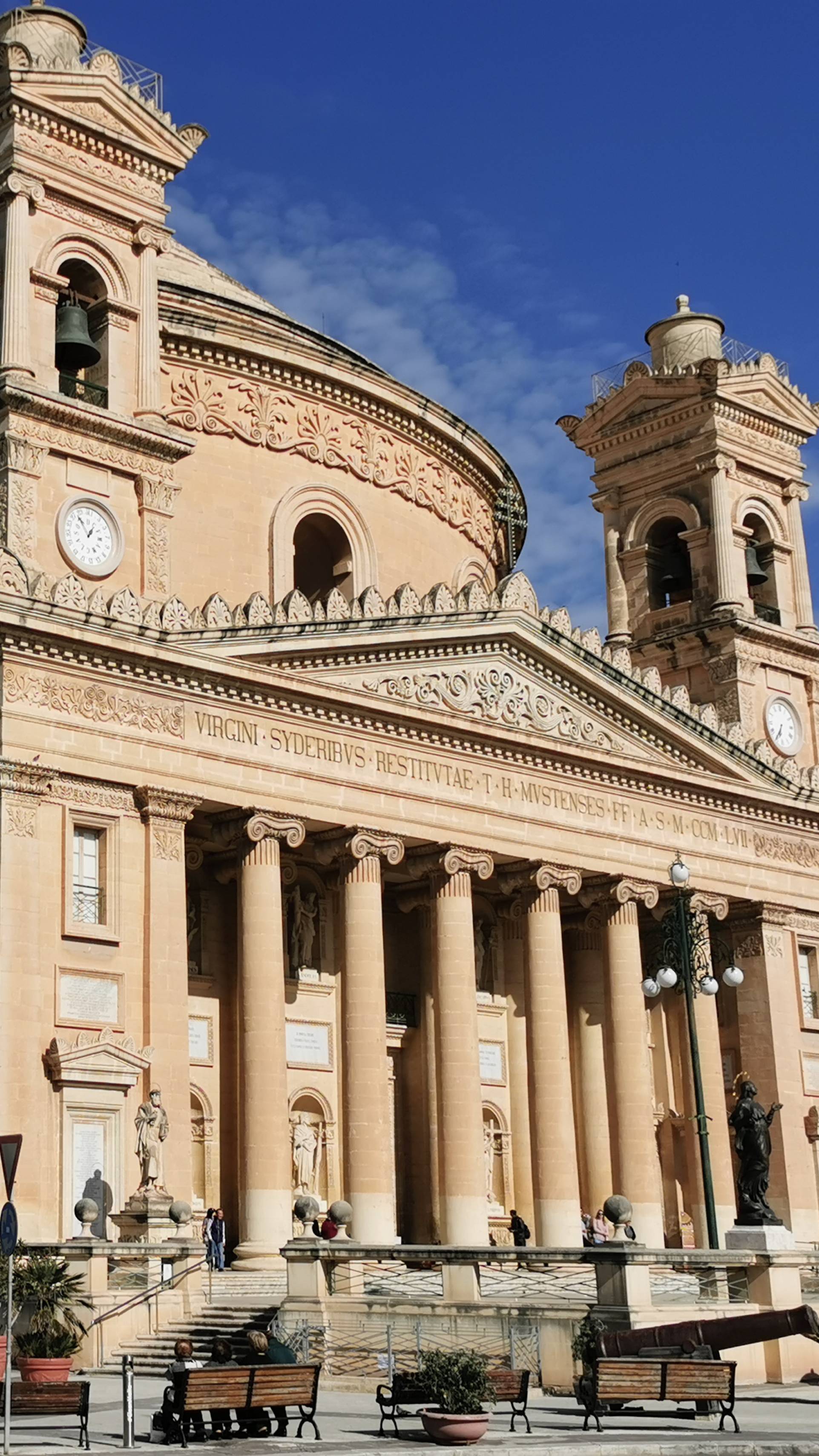 "Ротонда Моста (Собор Успения Богородицы): где купол такой огромный, что даже ангелы теряются"