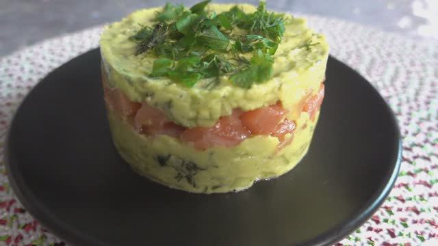 Салат из авокадо с красной рыбой