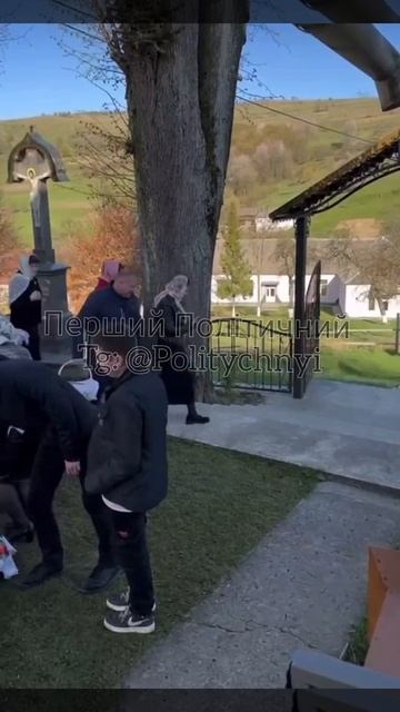 Украина. Мужики бегут из храма увидев ТЦК.