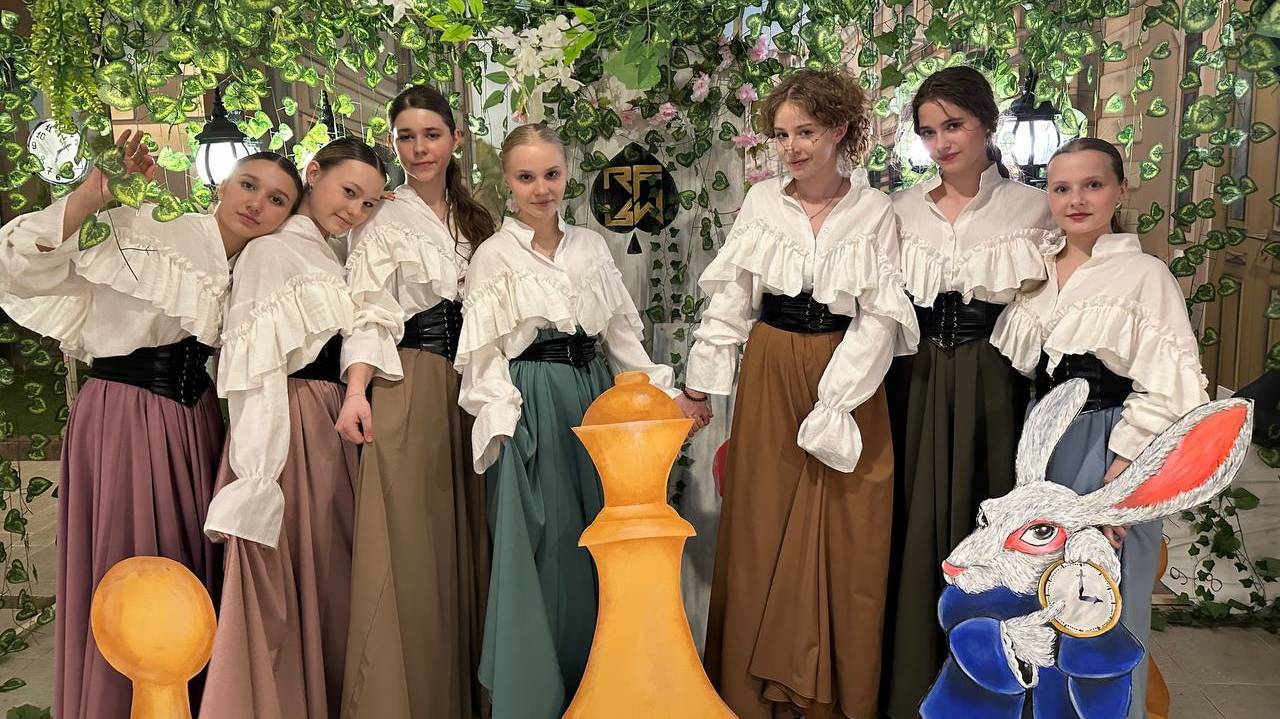 Команда East Side Crew под руководством Ларисы Вородимовой. 
Чемпионат в г. Королев. Korol of Dance.