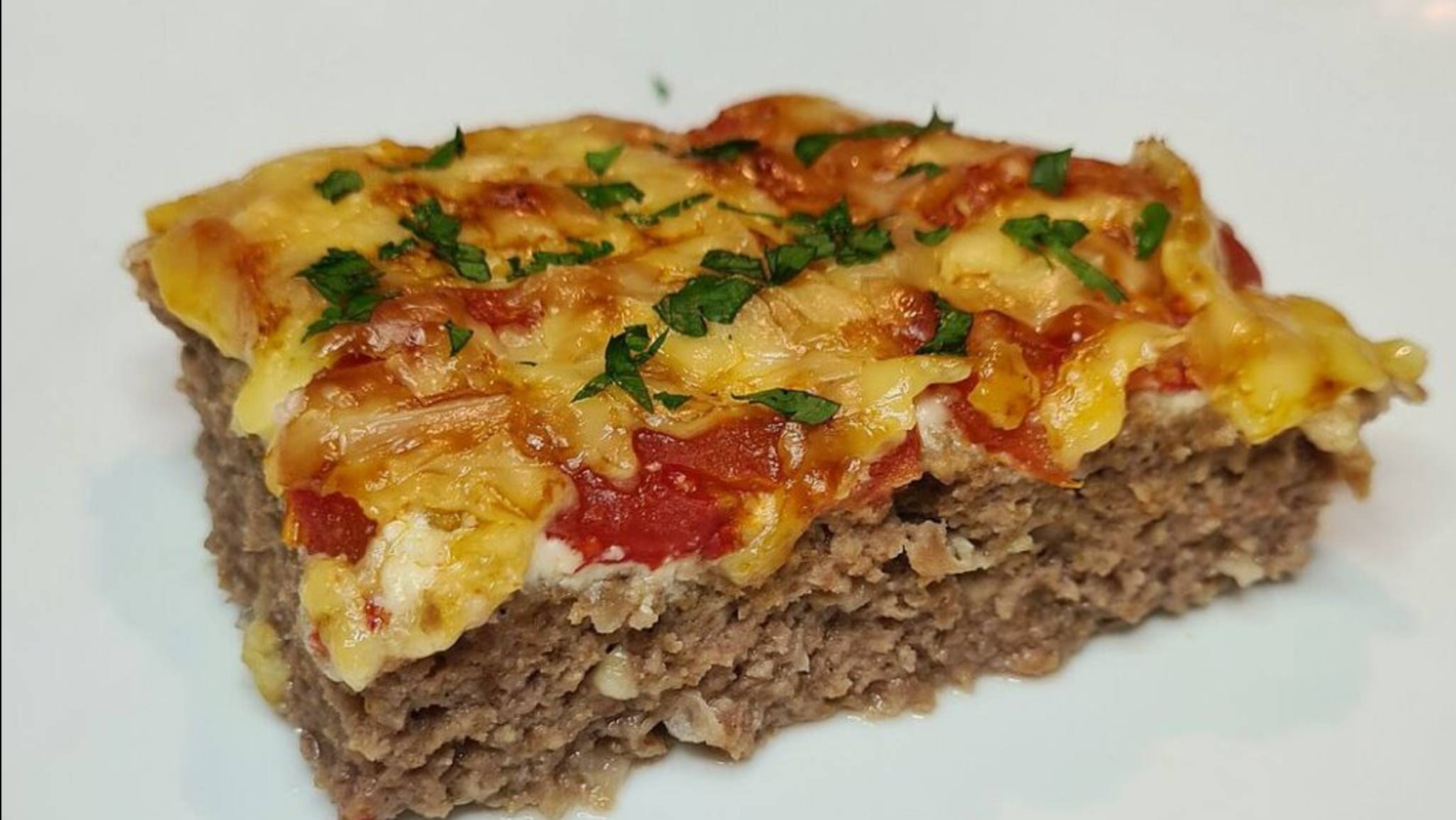 Торт из фарша с помидорами и пармезаном