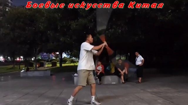 Мастер боевых искусств проводит мастер класс