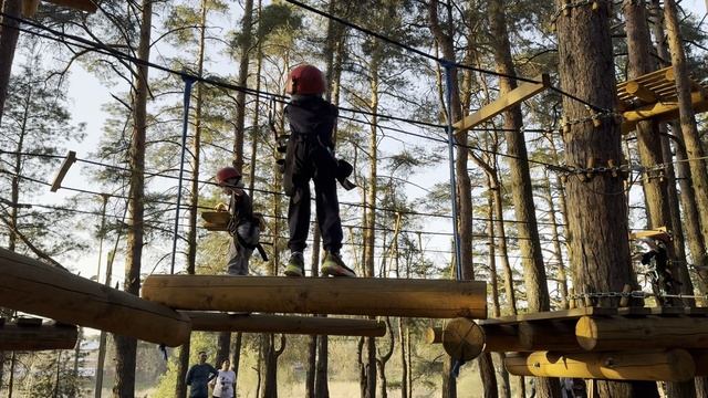 Ребенок в веревочном парке - у мамы стресс