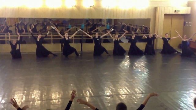 ДЕВУШКИ С ВЕТКАМИ-РЕПЕТИЦИЯ