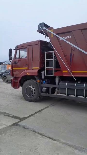 Едет КАМАЗ 54 — самосвал 6520, грузоподъемность – до 20 тонн, объем кузова – 20 кубометров