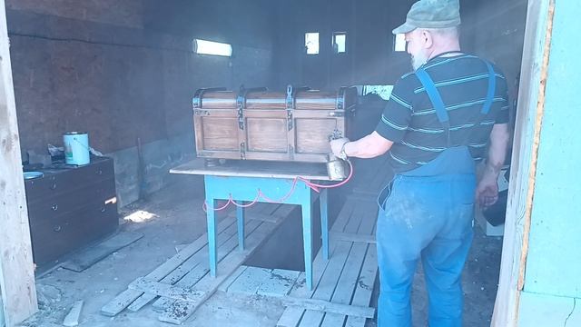 Сундук из Нижнего Шкафта. Покрываю лаком.